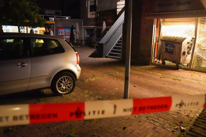 Ramkraak bij juwelier, daders duwen met auto afvalcontainer zaak binnen ...